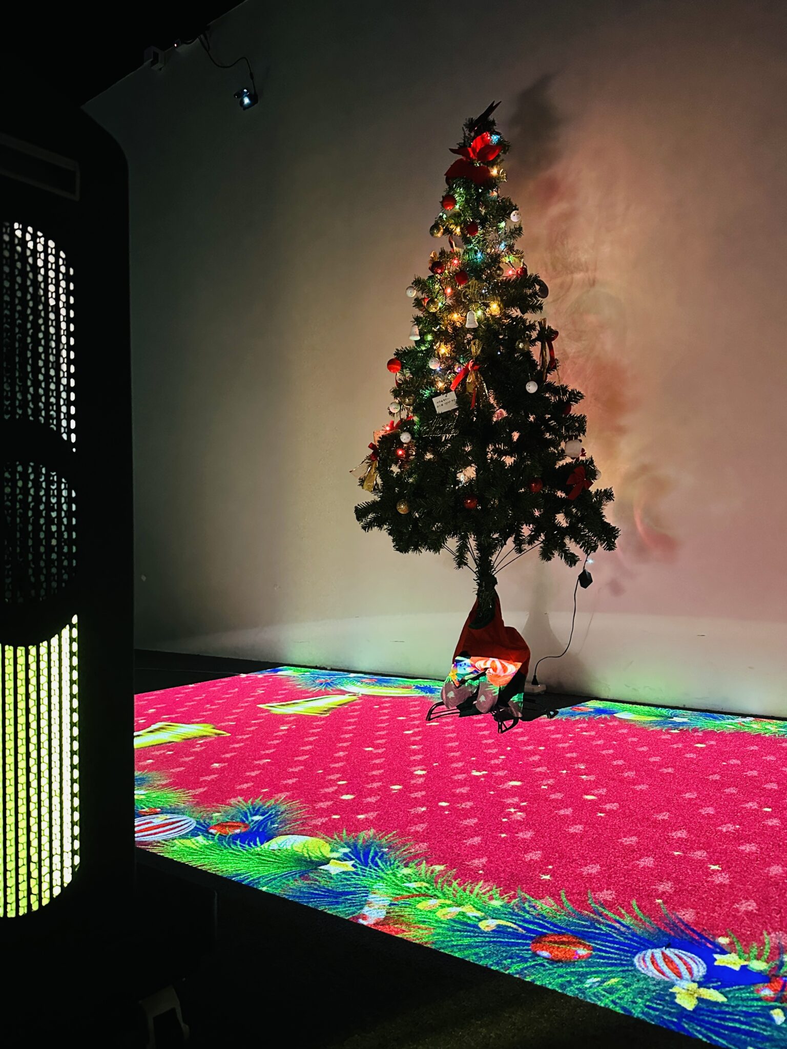 Immersive Christmas Projection Game: Interactive Room Fun