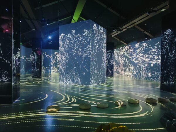 Immersive Starry Night Art Museum Projector: Virtual Experience