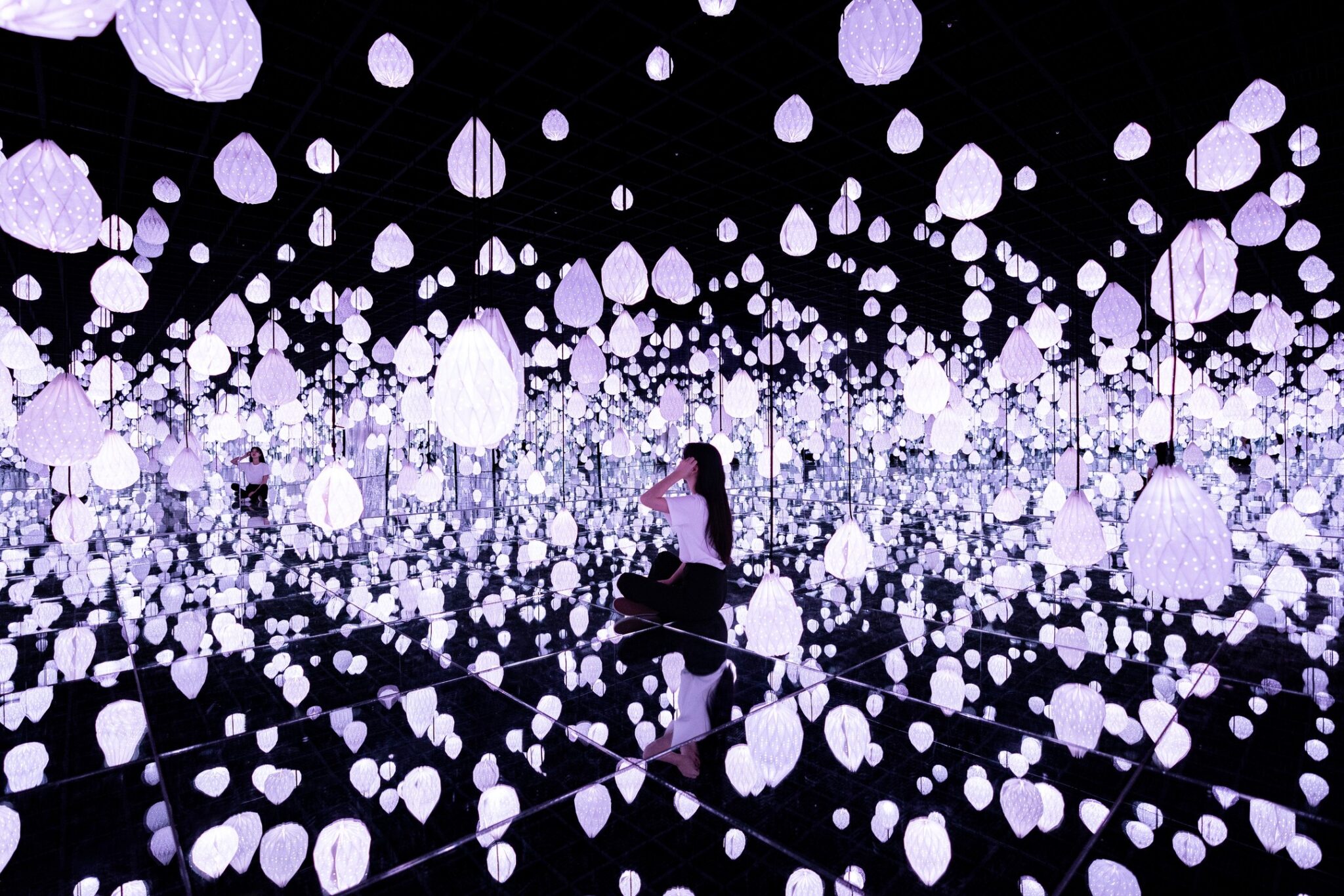 Immersive Art Museum Design:Engage Visitor or Interactive Exhibit